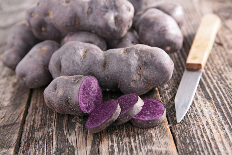 Purple potatoes: varieties, growing & use - Plantura