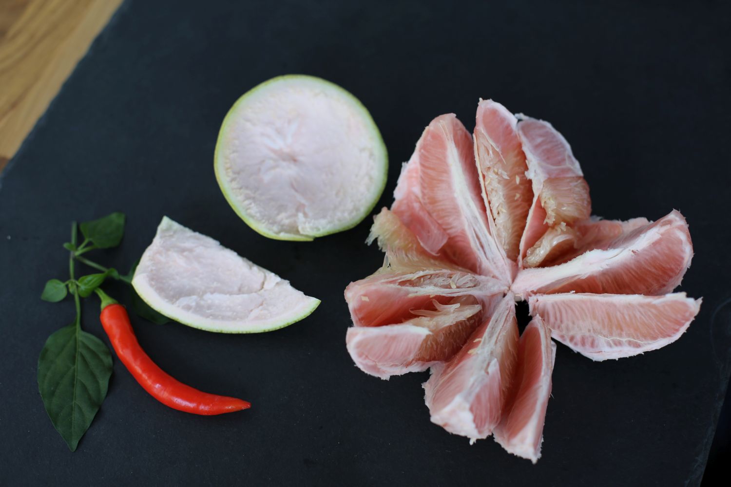 How to eat a pomelo: peeling & preparing - Plantura