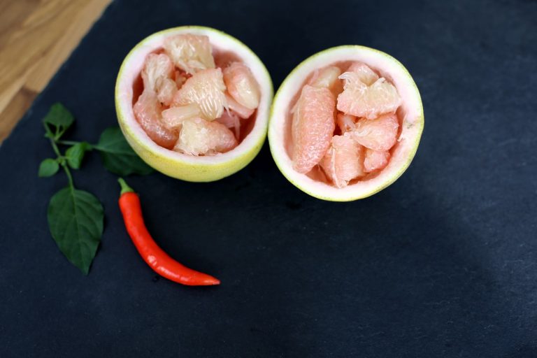 How to eat a pomelo: peeling & preparing - Plantura