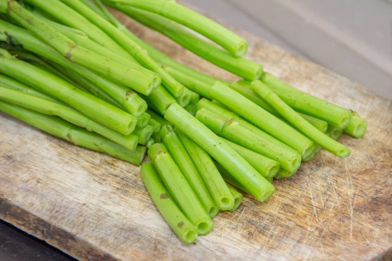 Water spinach: growing, harvesting & benefits - Plantura