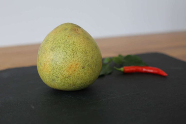 How to eat a pomelo: peeling & preparing - Plantura